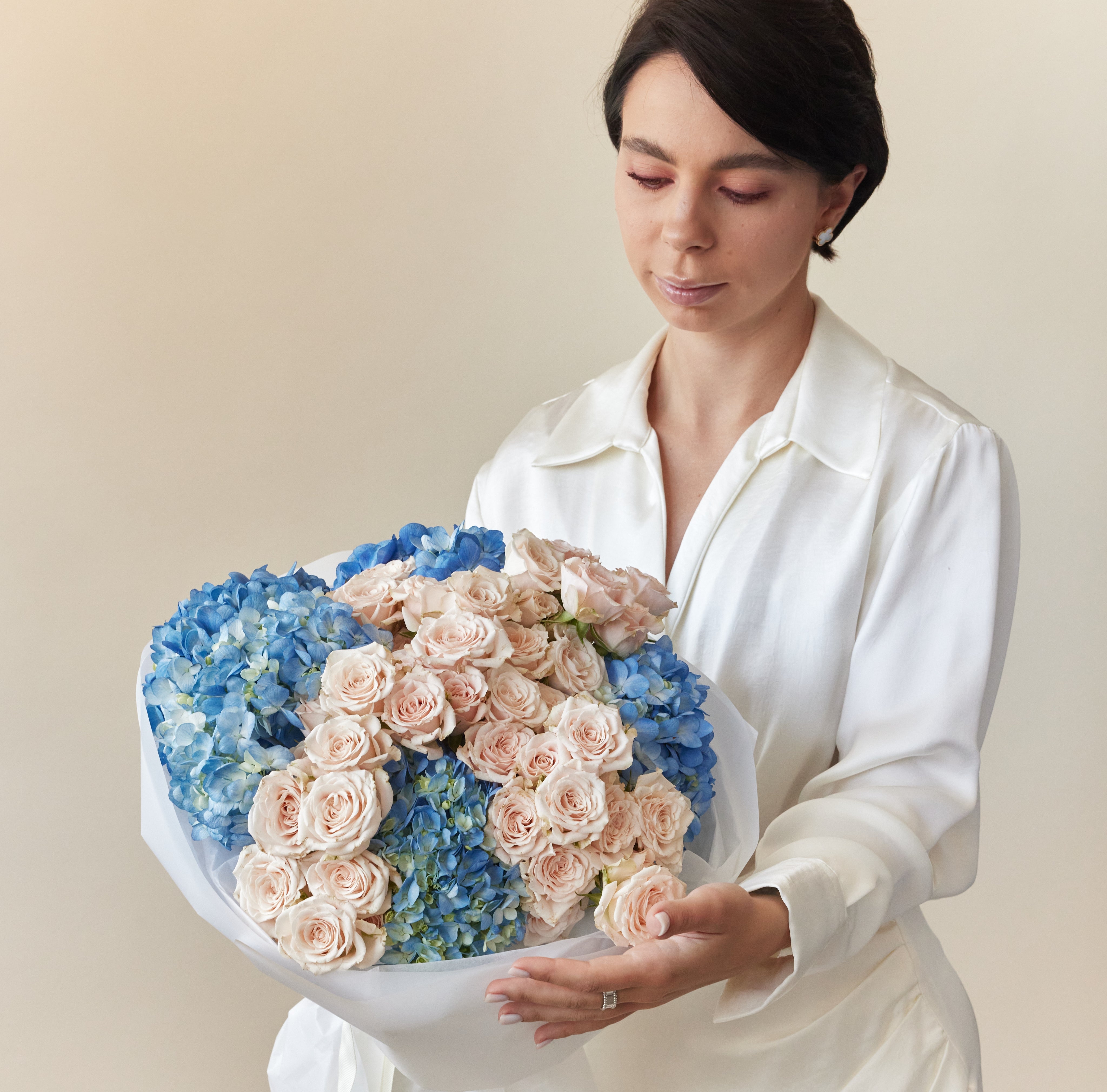 Bouquet No. 86 Light Roses - by floral design Aya Flowers