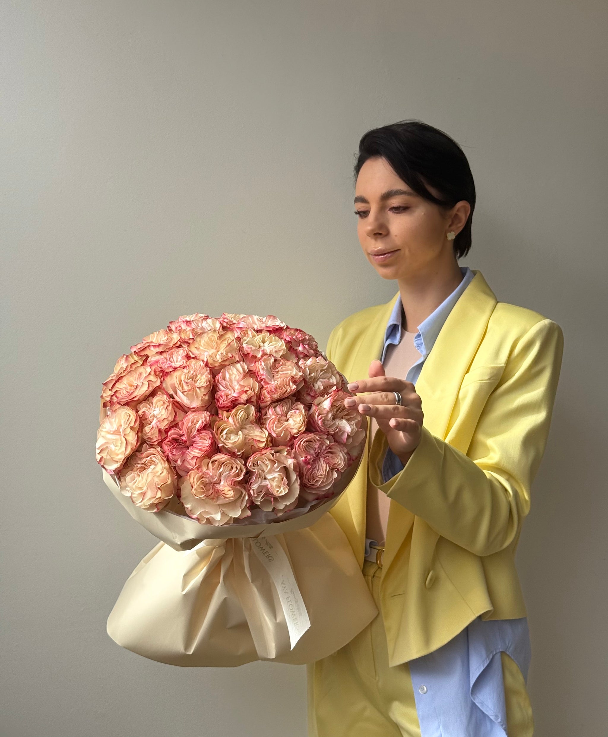 Bouquet No.0070 Majestic roses - by floral design Aya Flowers
